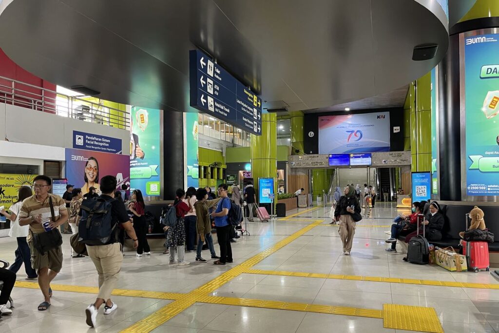 Stasiun Gambir: KRL Kembali, Jadi Hub Transportasi Modern